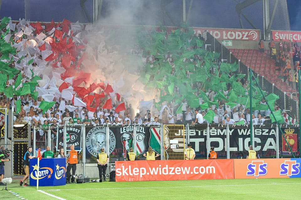 Legia Warszawa - Raków Częstochowa: kibice Wojskowych przemarszem dotarli na PGE Narodowy - Goal.pl